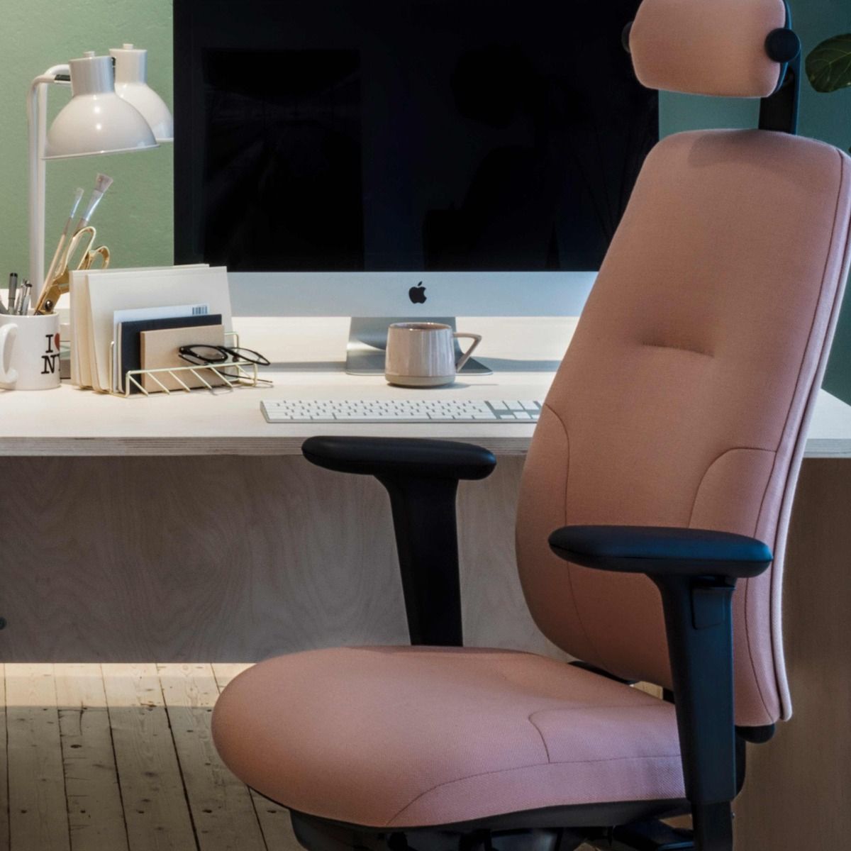 What are the main features of the RH Logic Chair? – Back Care Online
